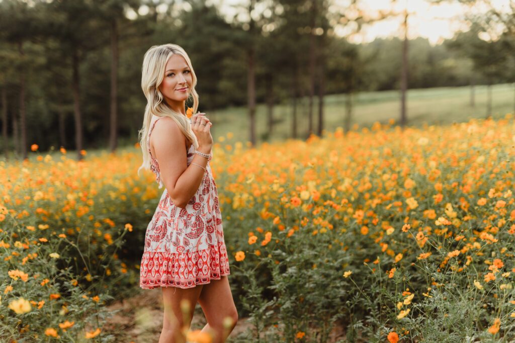 How to Pose for Senior Pictures: 7 Simple Tips for Natural-Looking ...