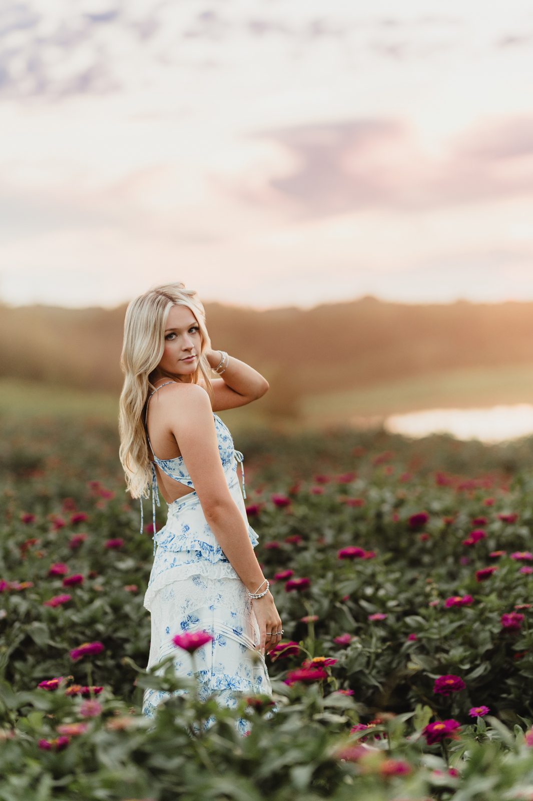 How to Pose for Senior Pictures: 7 Simple Tips for Natural-Looking ...