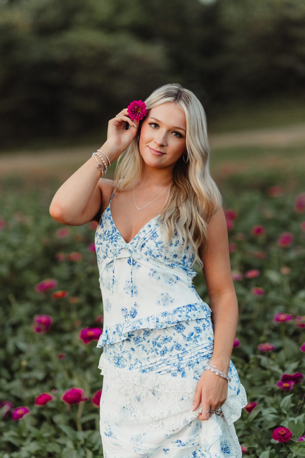 How to Pose for Senior Pictures: 7 Simple Tips for Natural-Looking ...